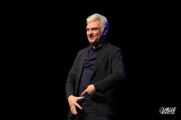 Carles Sans, de Tricicle, hizo reír al Teatro Cervantes de Petrer ...