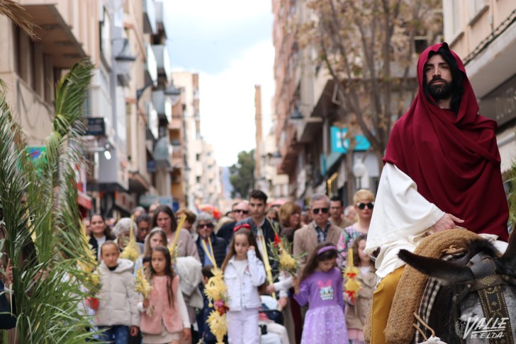 Más de un millar de eldenses cumplen con la tradición del Domingo de Ramos - Valle de Elda