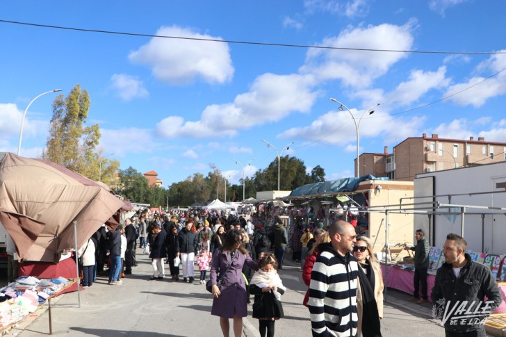 Los eldenses cumplen con la tradición de "feriar" el día de la Inmaculada - Valle de Elda