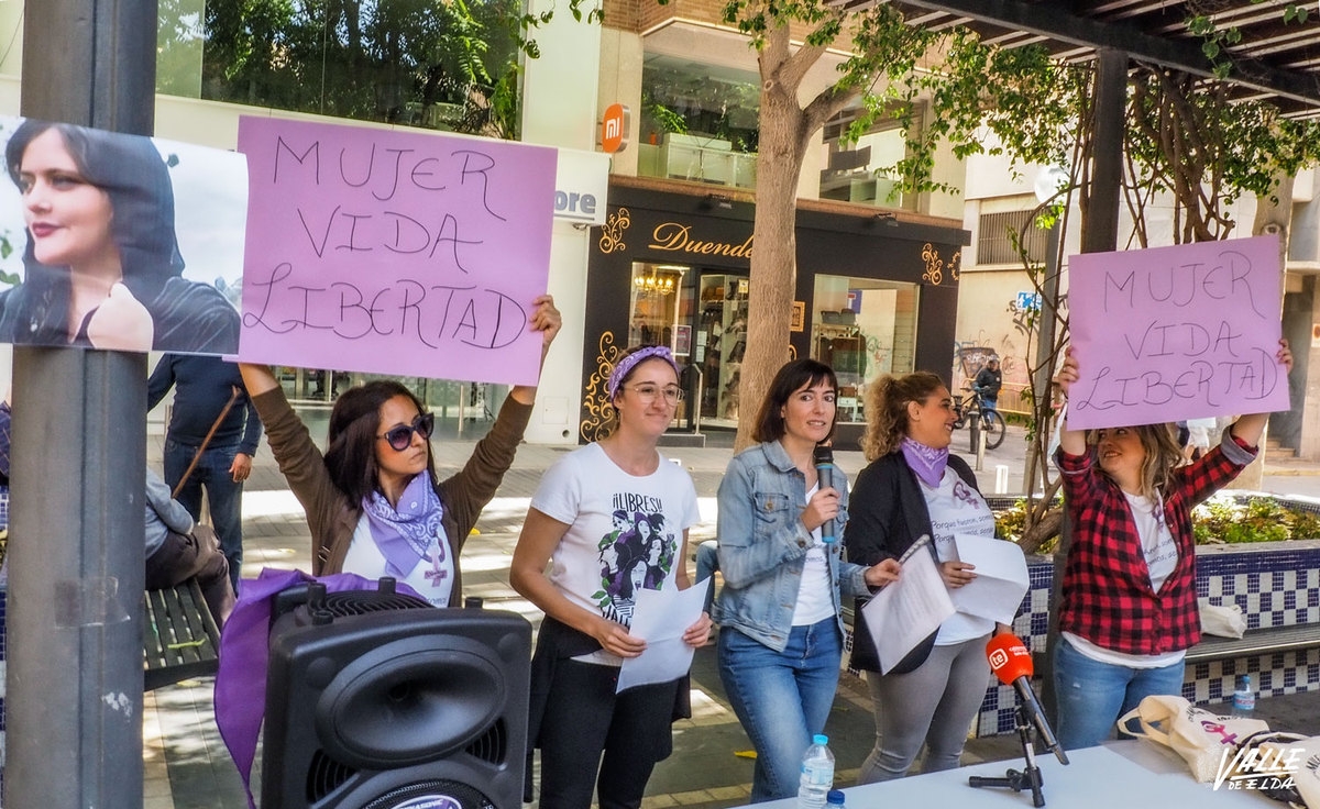 Decenas De Personas Se Manifiestan En Elda Contra La Represión De Las